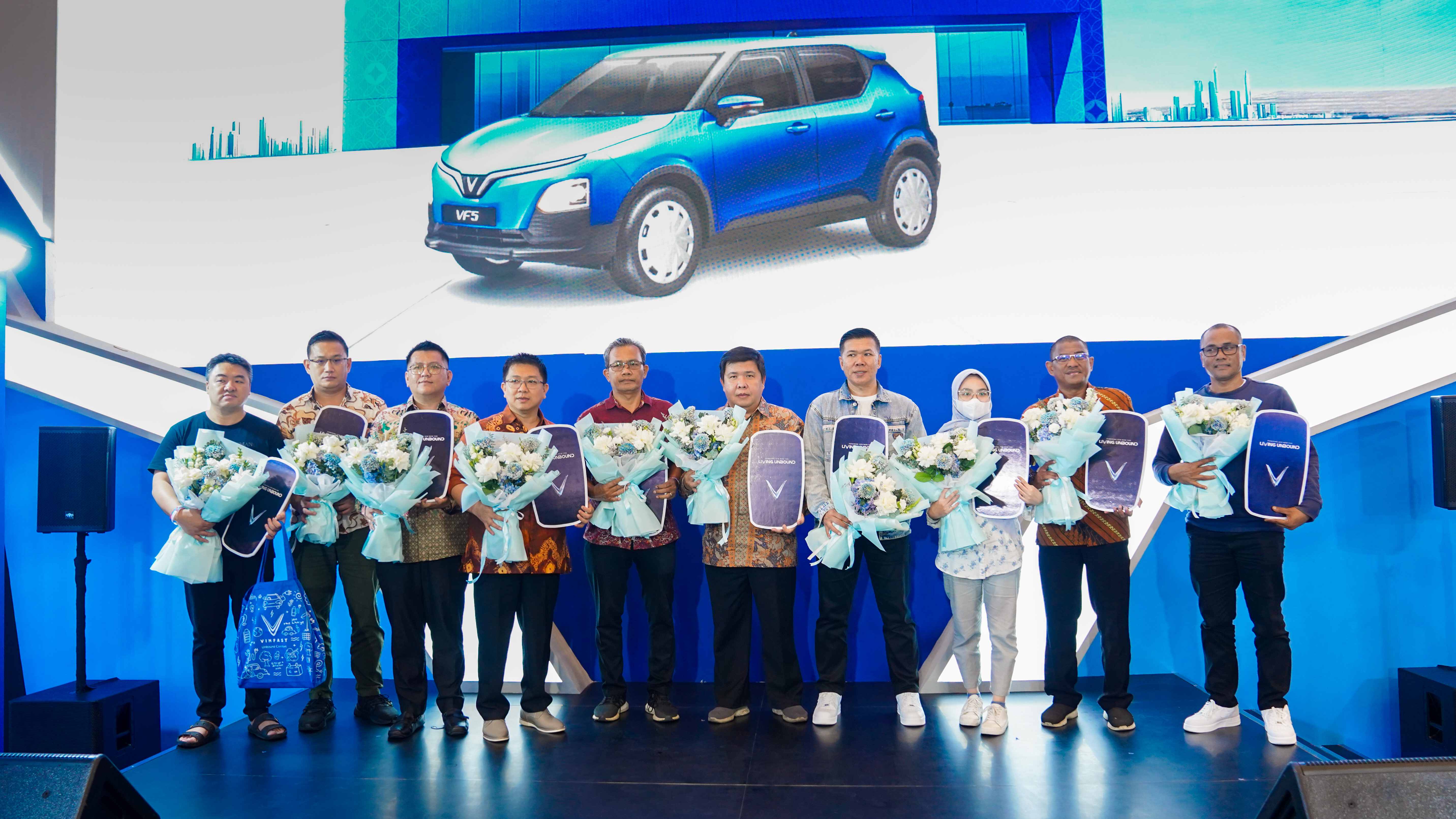 VINFAST OFFICIALLY DELIVERS VF 5 ELECTRIC CARS IN INDONESIA - Vingroup ...